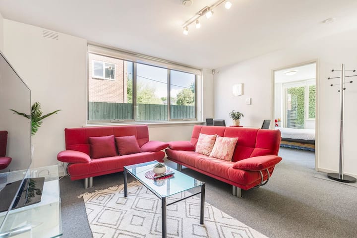 Crimson Clover: Cosy Retreat Near Swinburne Uni - Villa Alba Museum, Kew