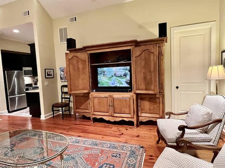 Upscale Condo Right On The Square! - Oxford, MS