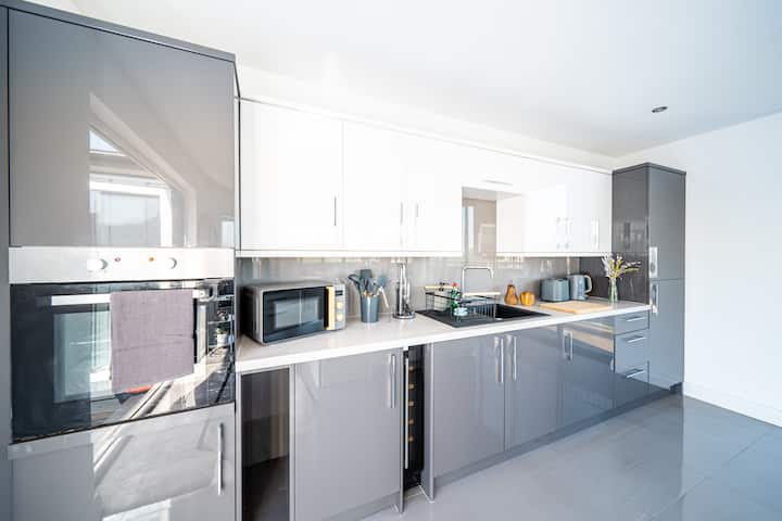 Penthouse With Glass Wall Views In Barnsley Centre - Barnsley