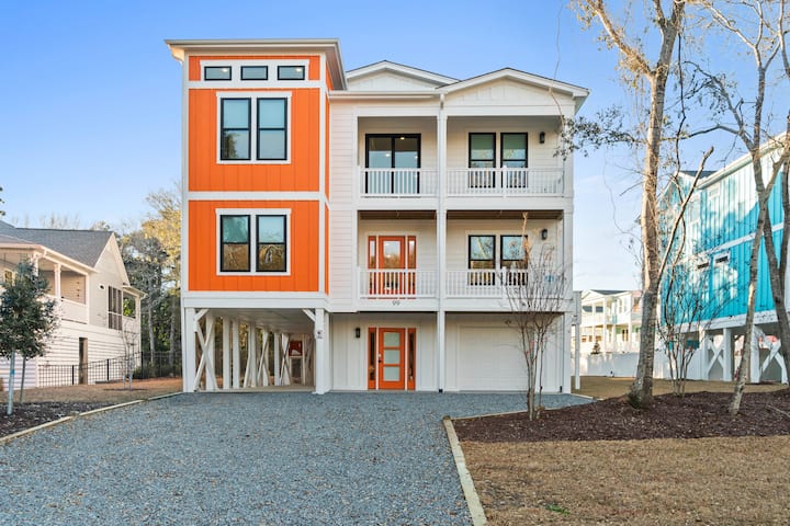 8-bedroom, 8-bathroom With Elevator & Heated Pool - Southport, NC