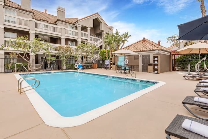 4 Convenient Rooms Ideal For Wine Tasting Weekend - Los Angeles, CA