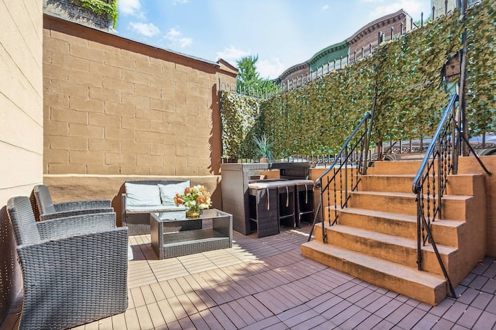 Family-friendly Duplex Near Subway | Patio + Games - Manhattan