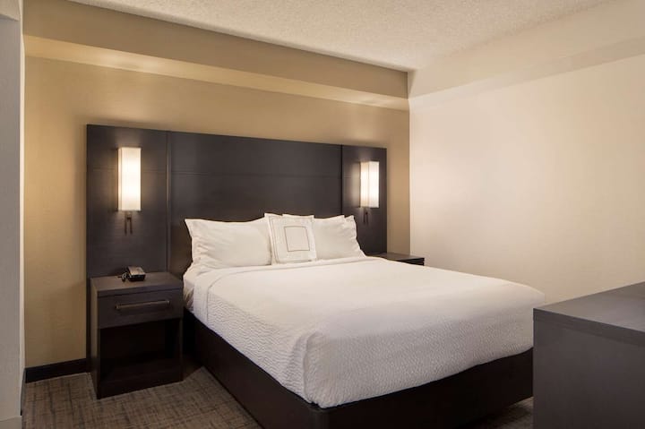 Three Vibrant Stay: Close To Downtown Attractions - Fresno, CA