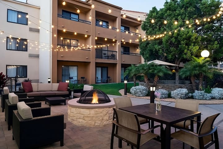 3 Stylish Rooms Perfect For La Shopping Getaway - Los Angeles, CA