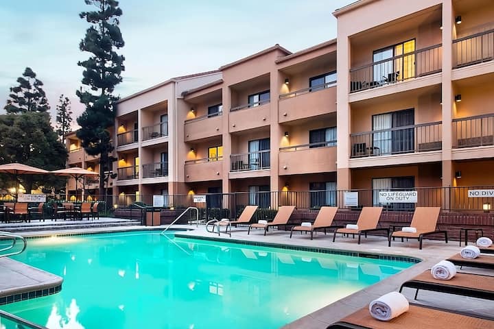 4 Sleek Rooms Near Downtown La – Quick Access - Los Angeles, CA
