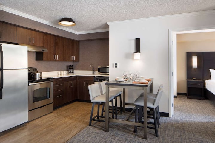 Peaceful Room Just Minutes From Downtown, 2 Rooms - Fresno, CA