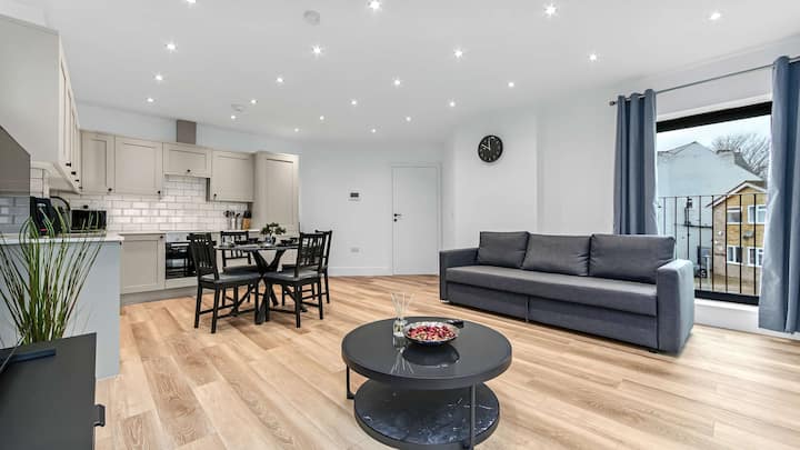 Modern 2 Bedroom Stay, Balcony, East Croydon - Croydon, UK
