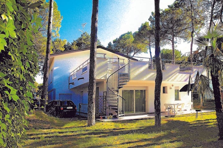 Une Villa Paisible Avec Un Beau Jardin Verdoyant E - Lignano Sabbiadoro