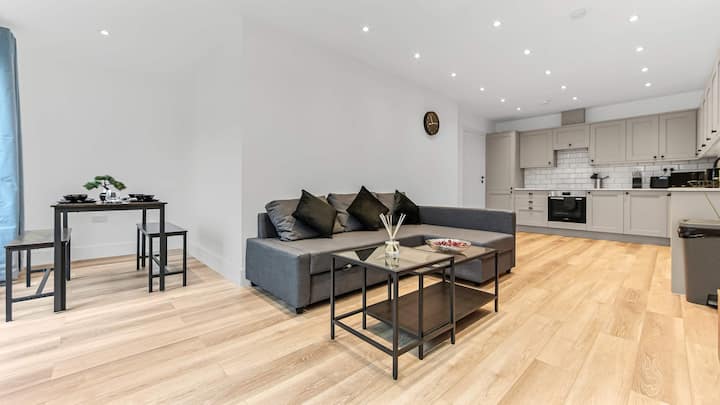 Modern 3 Bedroom Stay, Patio, East Croydon - Croydon