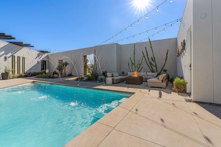 Spectacular Resort-style Oasis - Palm Springs, CA