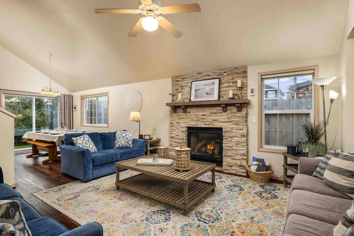 Wonderful North End Seaside Home, Fenced Backyard, - Seaside, OR