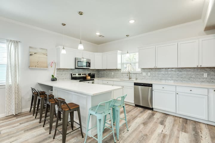 Great Ocean View, Steps To Beach! - Surfside Beach, TX