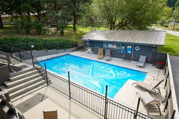 Leavenworth Retreat With Pool & Hot Tub - Leavenworth, WA
