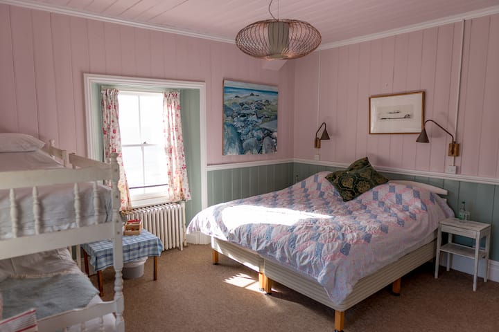 Family Room King Size With Bunk Beds And Sea Views - Haverfordwest
