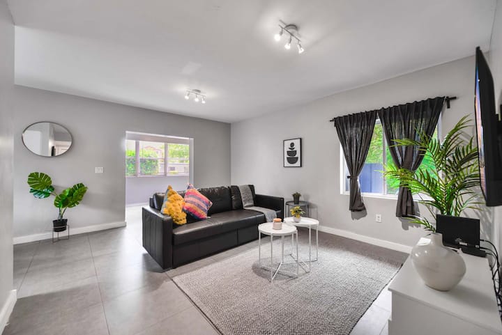 Find Everything You Need In This Duplex! - Miami