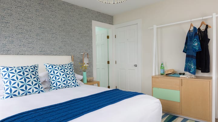 Fully Renovated, Overlooking The Blue Harbor - Oak Bluffs, MA