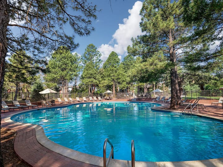 Little America, Grand View 2 Beds, Outdoor Pool - Flagstaff, AZ