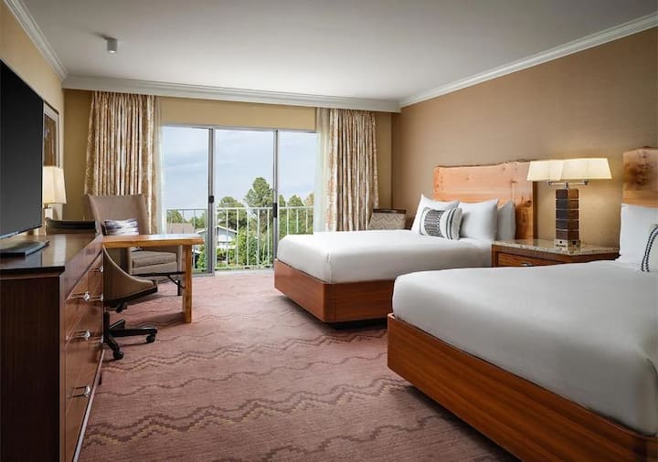 Comfort & Convenience! Free Parking, Onsite Pool - Flagstaff, AZ