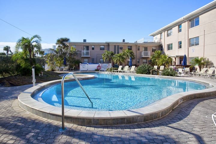 St Pete Beach Studio. Heated Pool. Resort-style. - St. Pete Beach, FL