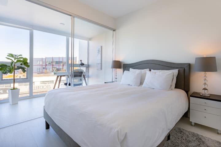 Bright & Modern 1br Flat In Olympic Village - Vancouver