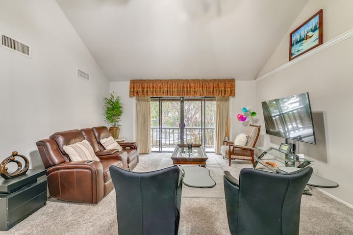 12 Mi To Downtown Dallas: Irving Condo W/ Balcony - Irving, TX