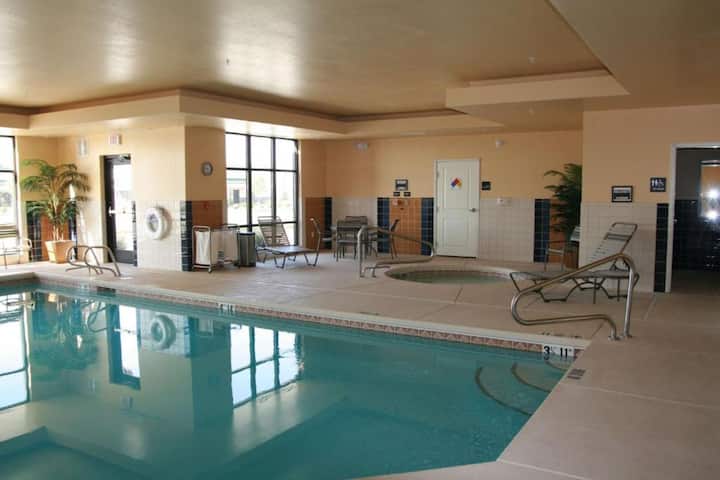 Quiet Stay Close To Denver| Pool. Free Breakfast - Brighton, CO