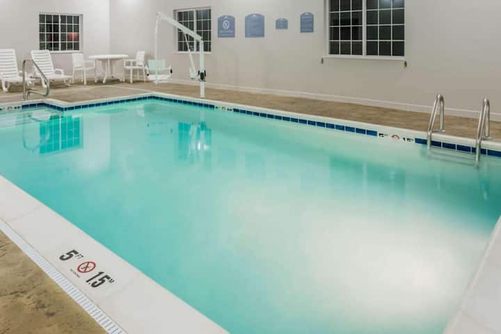 Altoona's Charm | Pool. Free Breakfast & Parking - Altoona, PA