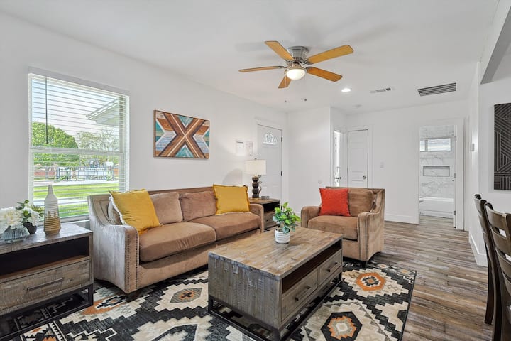 Serene Escape - Peaceful 3-bd Retreat With Yard - Grand Prairie, TX