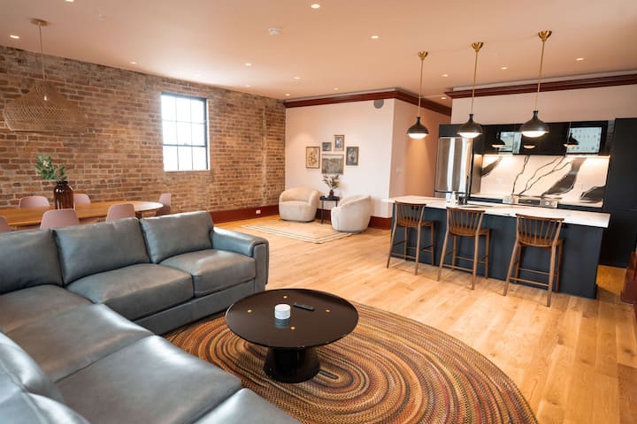 Luxurious 4 Bed/4 Bath Suite With Pool - New Orleans, LA