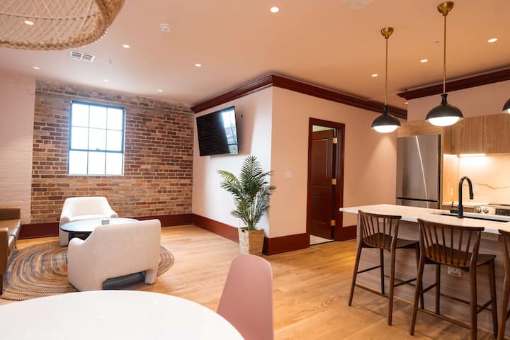 Vibrant 4 Bed/3 Bath Mon Cher Suite With Pool New - New Orleans, LA