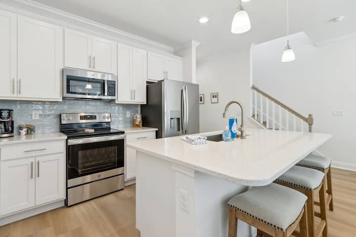 Peaceful Island Townhome - One Block To The Beach - Fernandina Beach, FL
