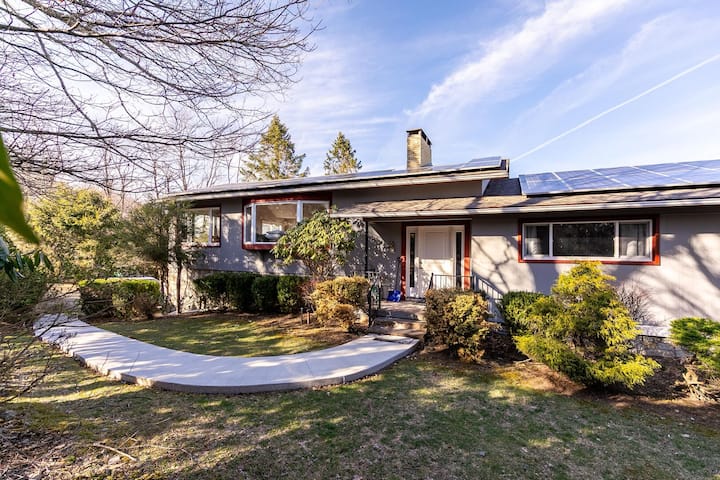 Alpenglow - App Ski Mtn! Views! Yard! - Boone, NC