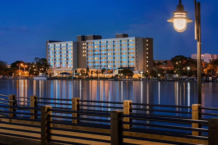 Wilmington Riverfront Stay + On-site Dining & Pool - Wilmington, NC