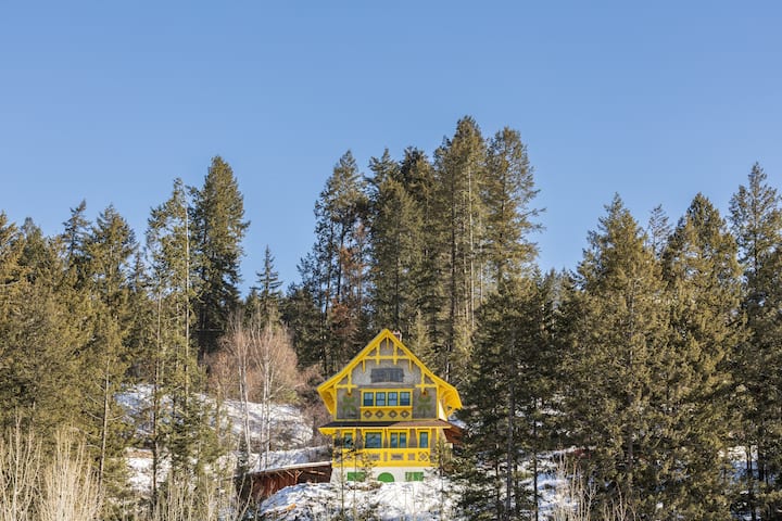 Historic Swiss Chalet | Legacy, Heritage & Comfort - Golden