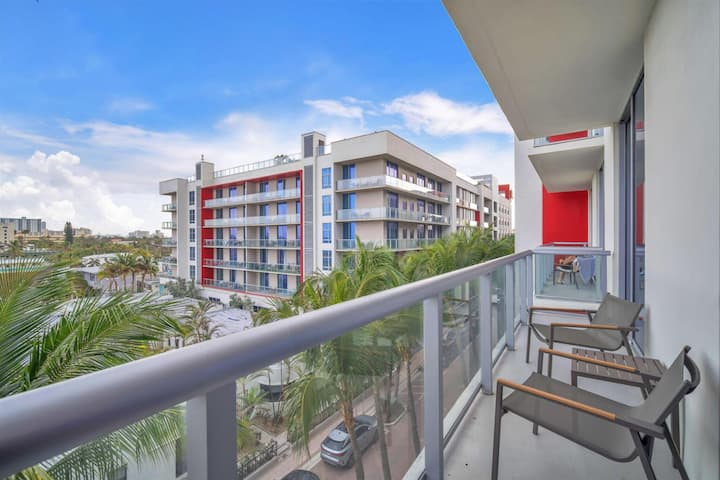 Beachfront Escape Hollywood|rooftop Pool Paradise - Hollywood, FL