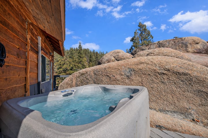 Hibernation Station | Rustic Cabin + Hot Tub - Running Springs, CA