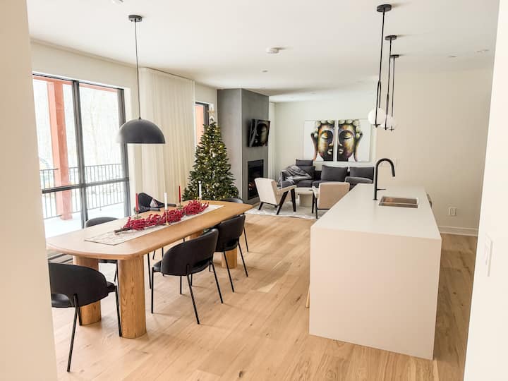 Ski-in Adjacent 200m- 3br • Free Shuttle •Sleeps 8 - Mont-Tremblant