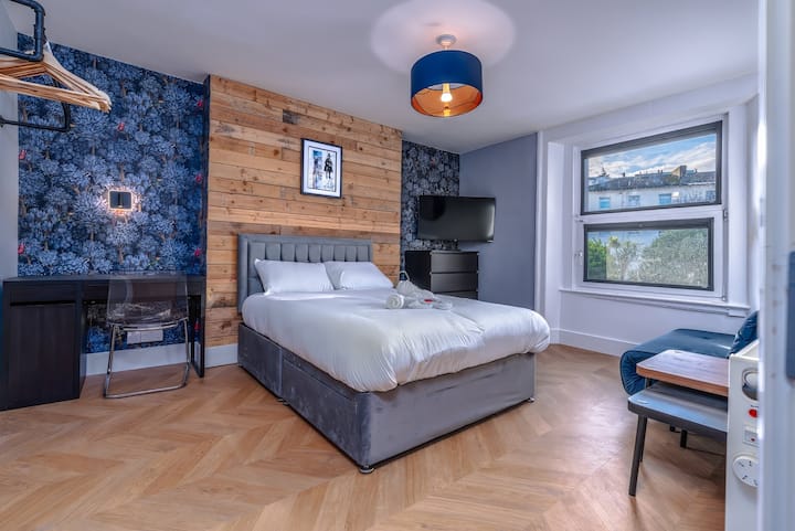 Iconic Mural Penthouse: 2-bed Serviced Apartment - Bristol