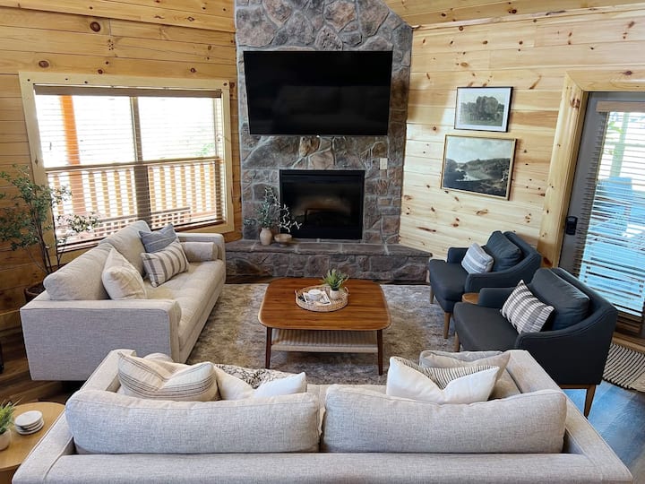 Splendid 2cabins, Sleeps 28! Pool, Hot Tub & More! - Pigeon Forge, TN