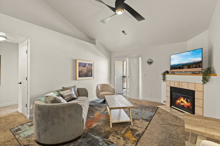 Your Foothills Retreat | Dogs Welcome | 30+ Days - Fort Collins, CO