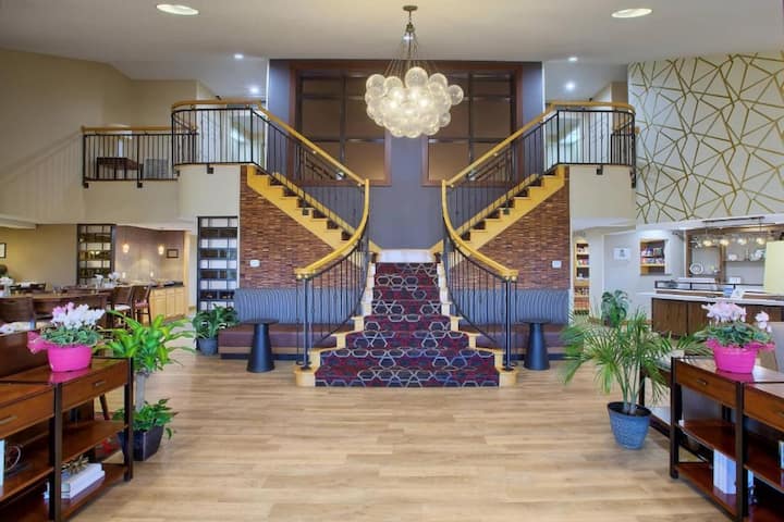 Relaxng Stay Near Charlotte | Free Breakfast. Pool - Charlotte