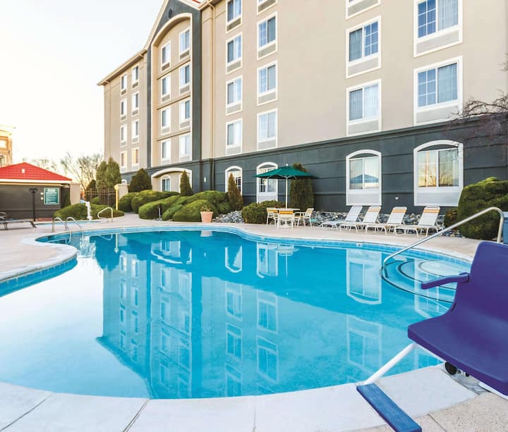 Discover Adventure In 2 Comfy Rooms W/ Pool Access - Grand Junction, CO