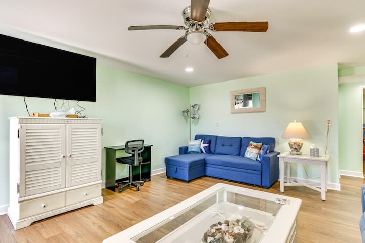 Walk To Shore: Atlantic Beach Condo W/ Pool Access - Atlantic Beach, NC
