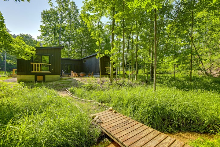 Ski & Unwind: Cozy Creekside Cabin In Glen Arbor! - Glen Arbor, MI