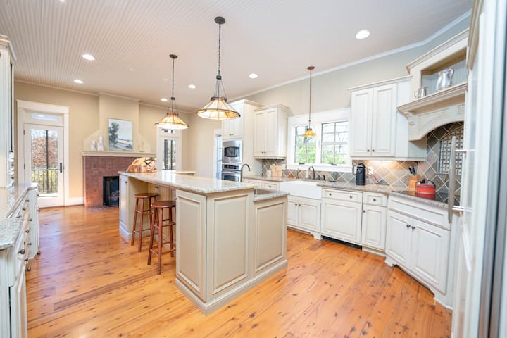 Serenity Shores Lakehouse - Tuscaloosa, AL