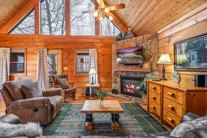 Cozy Gatlinburg Cabin With Hot Tub! - Gatlinburg, TN