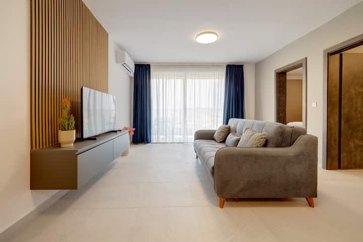 Beachside Comfort: 3br Flat By The Sea - Malte