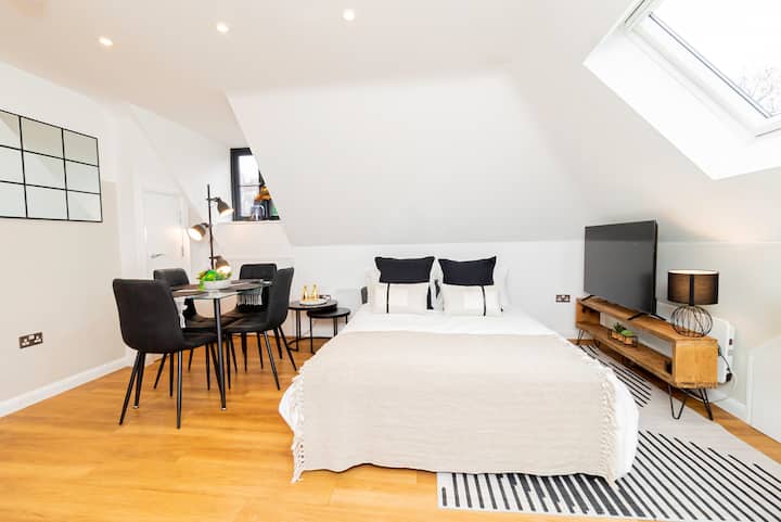 Contemporary 2-bed Penthouse • Central Stay! - Southampton