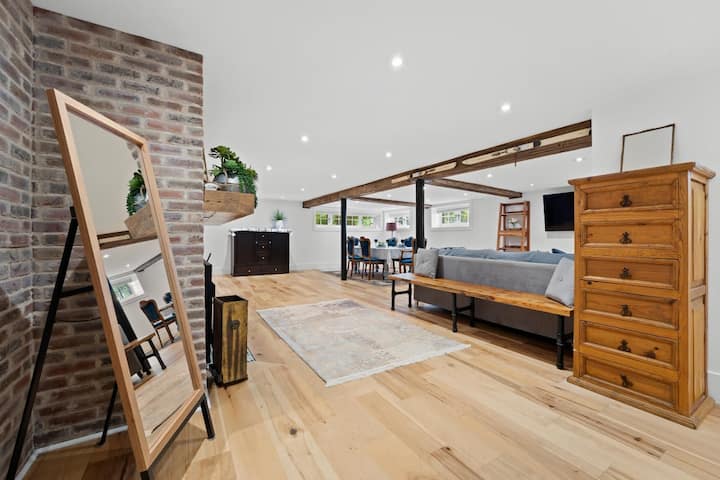 Luxurious Lower Level Apartment Closeto Downtown - Burlington