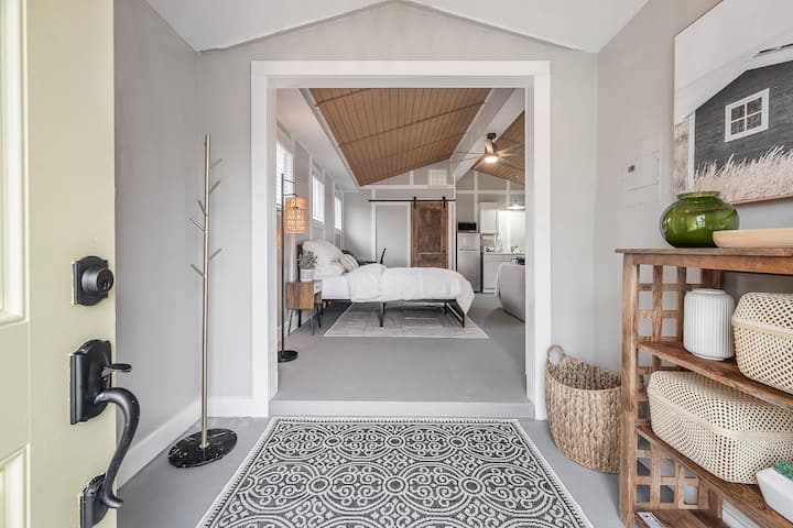 Stylish Guest House In Seminole Heights With Desk - Busch Gardens Tampa Bay